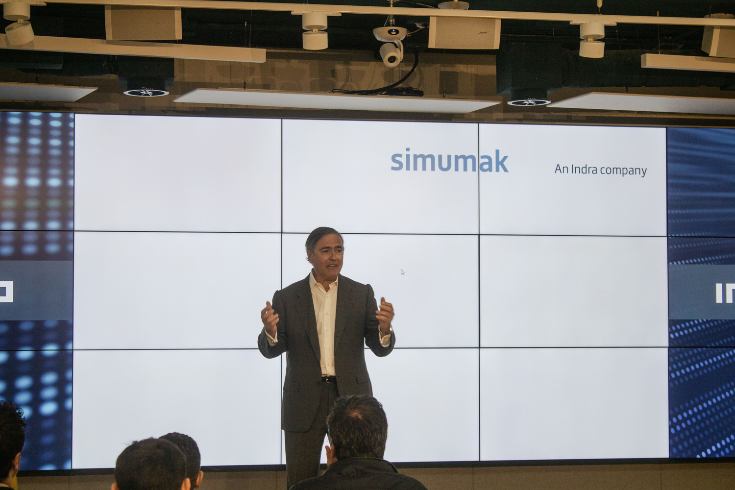 Indra da la bienvenida a Simumak en su Sede Central - Simumak